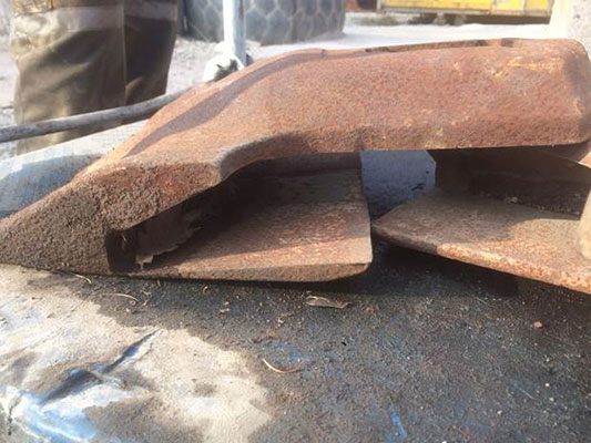 Loader bucket cutting edge with longer service life - Hardox Wearparts